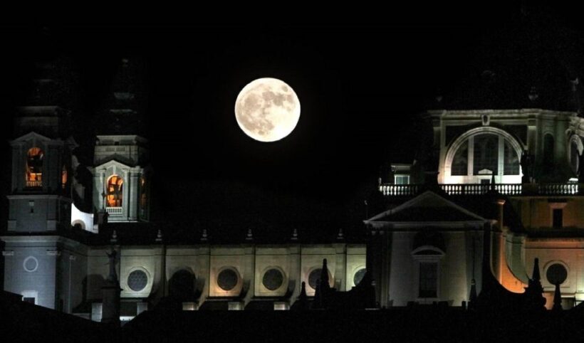 Madrid: Enchanted Evening Walking Tour in Spanish - Experience Breakdown: What to Expect on the Night Walk