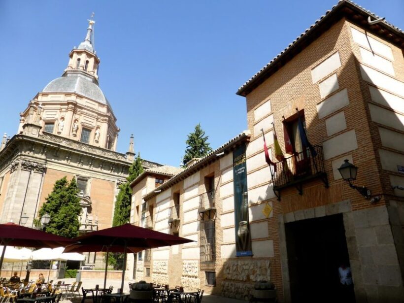Madrid Historical Centre & Old Town Walking Tour in French - Key Points