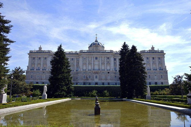 Madrid Royal Palace & Retiro Park Tour With Optional Tapas - Group Size and Accessibility