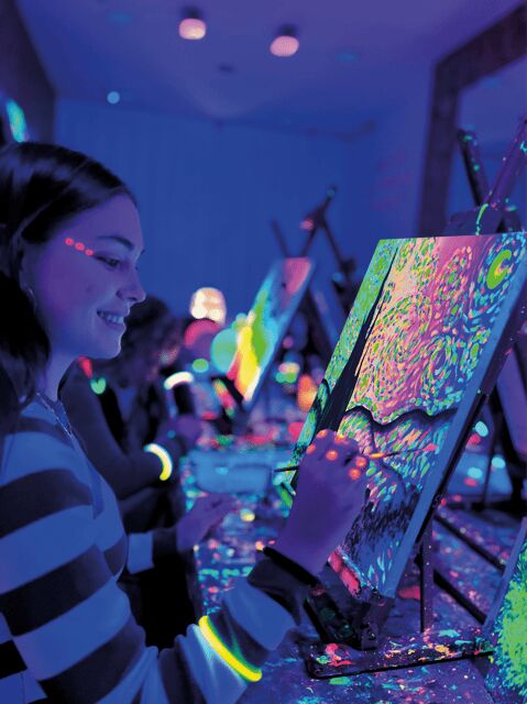 Madrid: Wine Gogh Glow Academy Paint and Sip Classes - The Practical Details