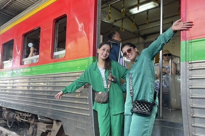 Maeklong Railway Market & Damnoen Saduak Market Paddle Boat Tour - Deep Dive into the Itinerary
