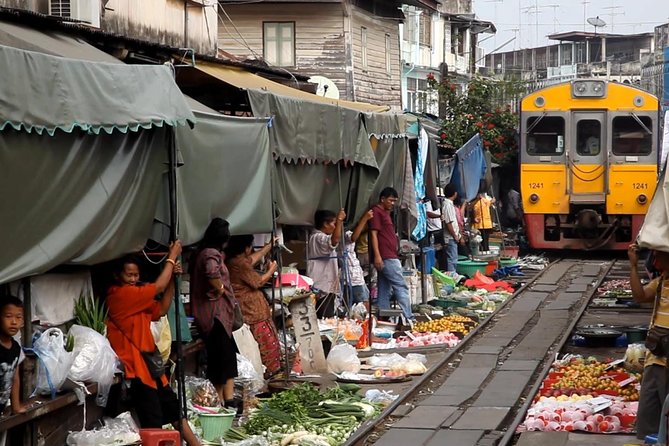 Maeklong Train Market & Damnoensaduak Floating Market Tour - Authentic Experiences and Practical Tips