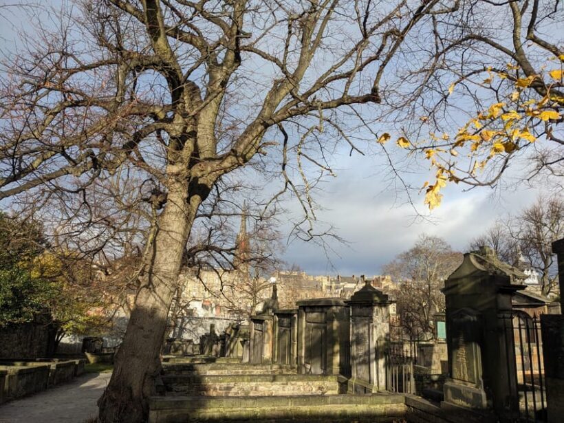 Magic and Legends in Edinburgh: walking tour in French - The Experience: What to Expect