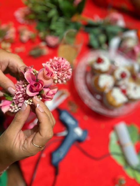 Make a traditional "tocado" sevillano - The Learning Experience