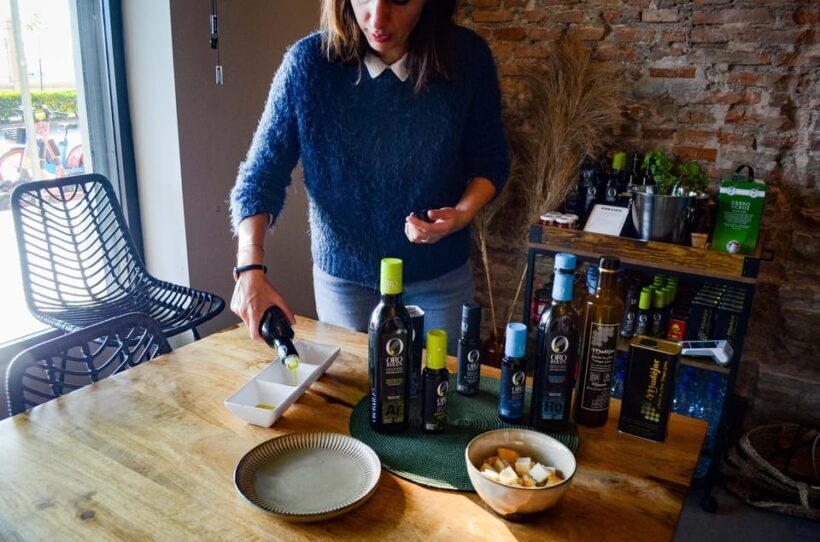 Málaga: Paella and Sangria Cooking Class with Market Visit - The Meal and Atmosphere