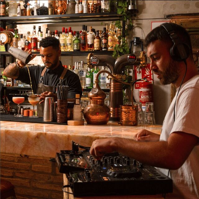 Málaga: Top - Cocktail guided tour - Key Points