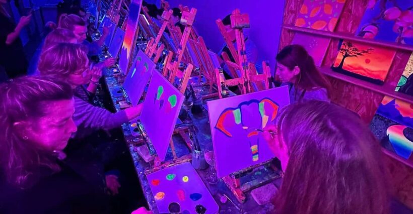Málaga: Wine Gogh Glow Academy Paint and Sip Class - Analyzing the Value