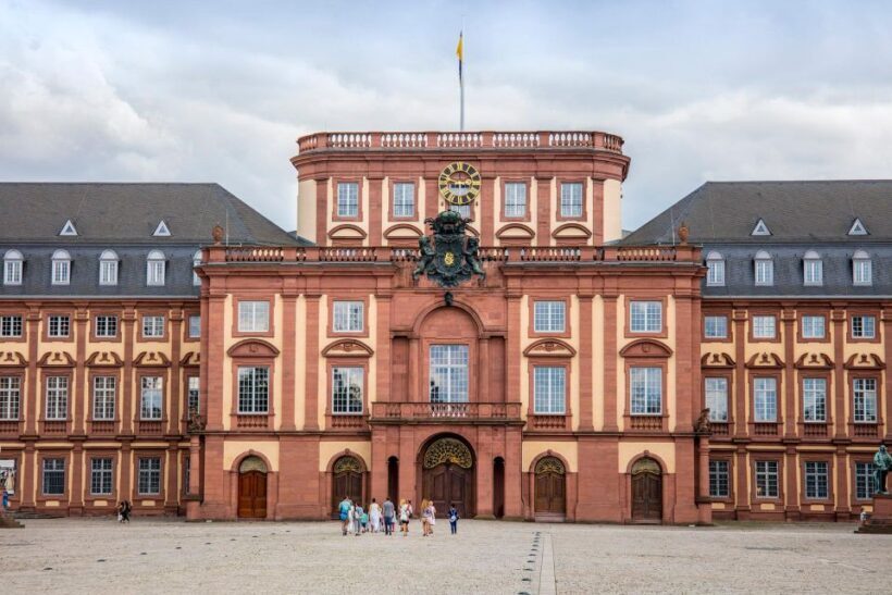Mannheim, guided costume tour: Hangmen, Witches, Huguenots - Key Points