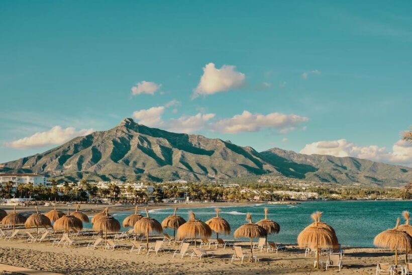 Marbella: Express Walk with a Local in 60 minutes - Key Points