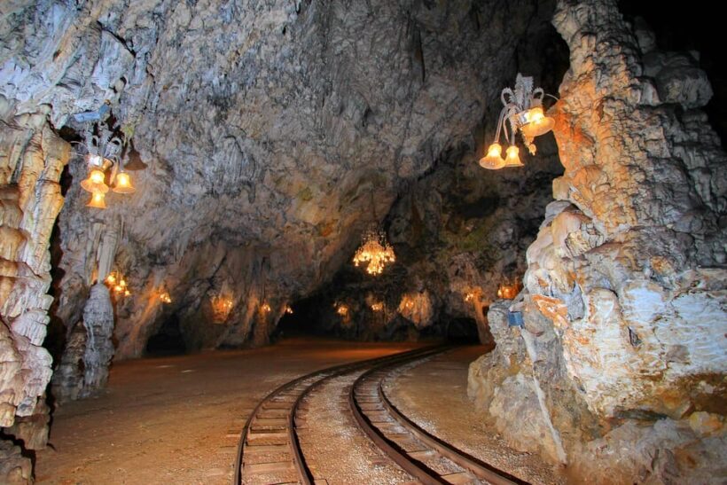 Maribor: Postojna Cave and Predjama Castle Day Private Tour - Detailed Breakdown of the Itinerary