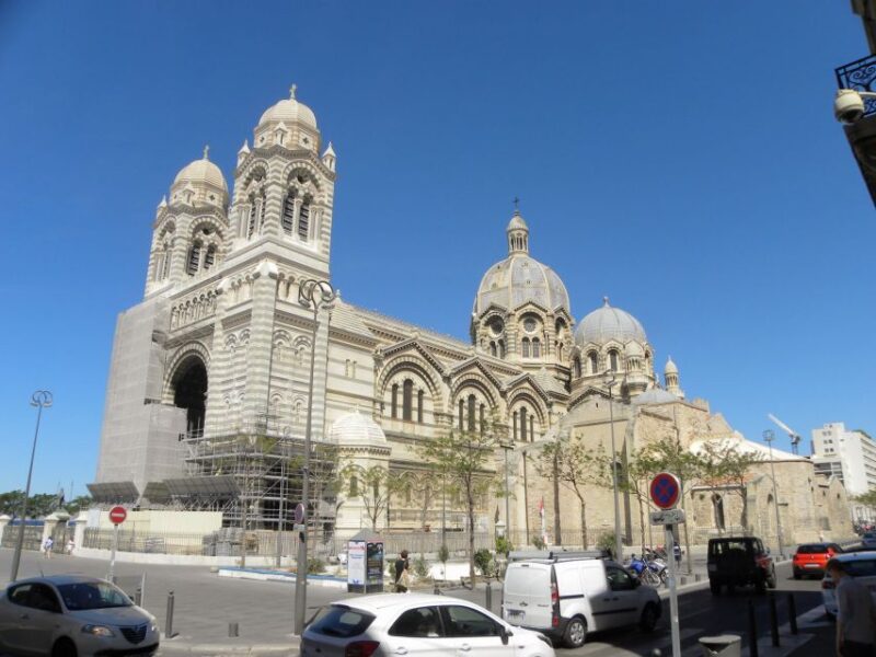 Marseille: Self-guided Like a Local Highlights Day Tour - Navigating the Winding Streets