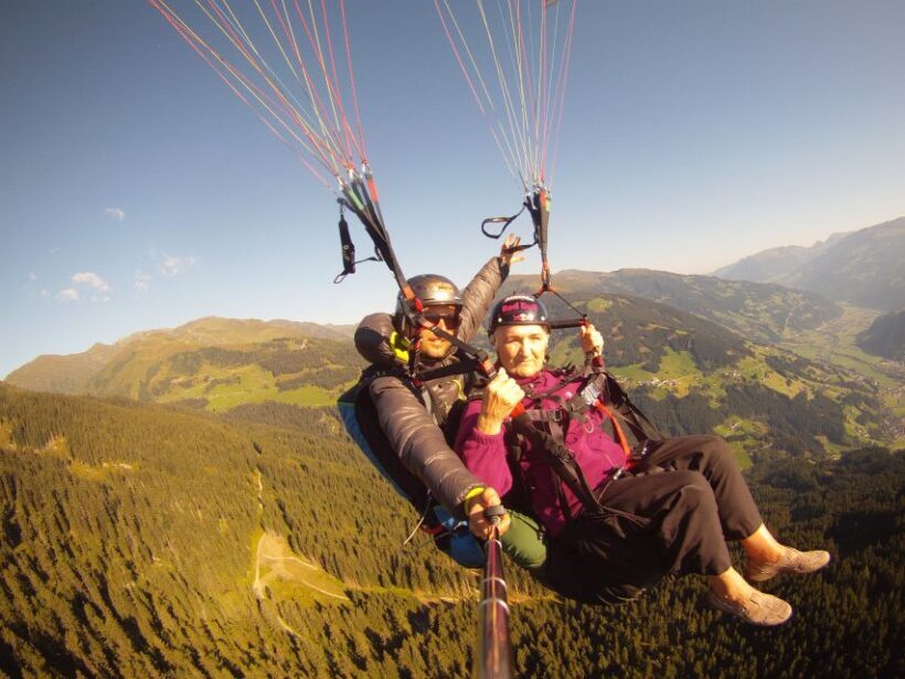 Mayrhofen: Höhenflug über den Bergen von Mayrhofen - The Sum Up