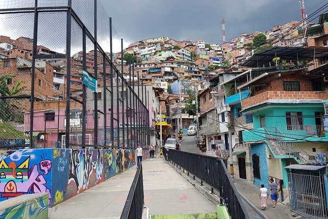 Medellín & Comuna 13 Private Tour - Taking in the Vibrant Street Art of Comuna 13