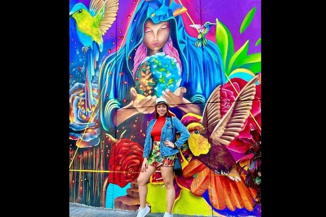 Medellín: Comuna 13 Tour With Spray Painting and Ice Cream - Taking in the Local Culture and History