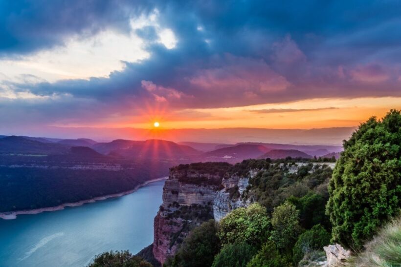 Medieval Towns of Catalonia Full-Day Car Trip from Barcelona - Key Points