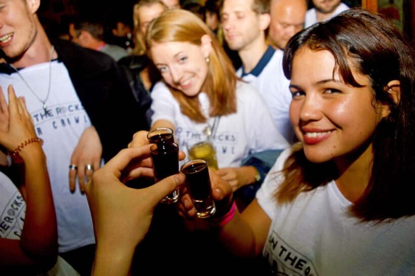 Melbourne: Weekly Bar Crawl: 5 Free shots, Club Entry - The Sum Up