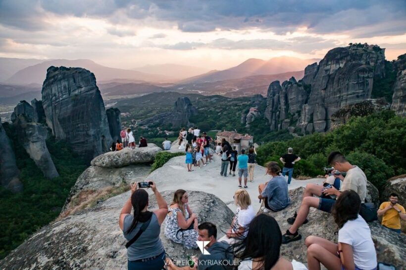 Meteora: Panoramic Morning Small Group Tour with Local Guide - Key Points