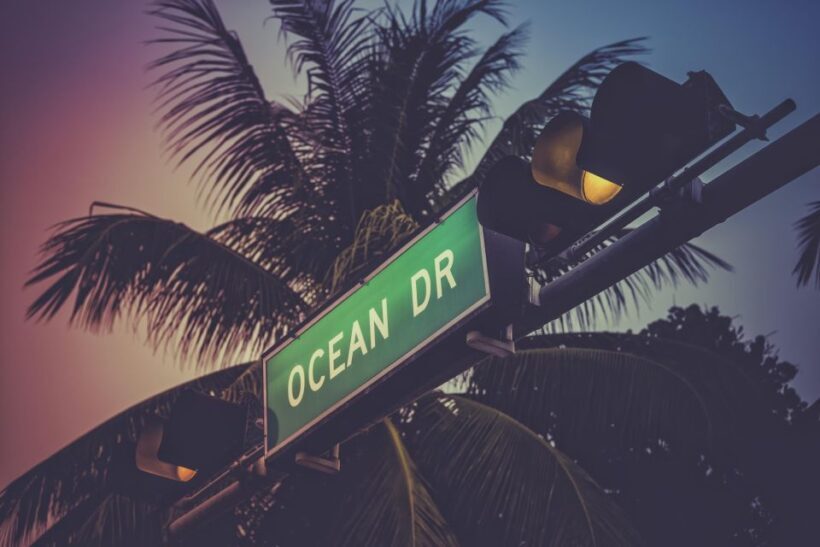 Miami Beach Bar Tour: Art Deco & Neon Lights with Historian - Key Points