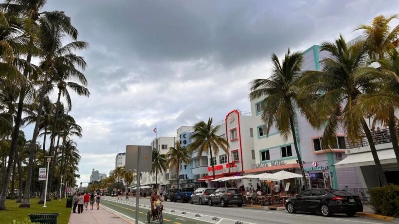 Miami: Private Iconic neighborhoods sightseeing tour - Key Points