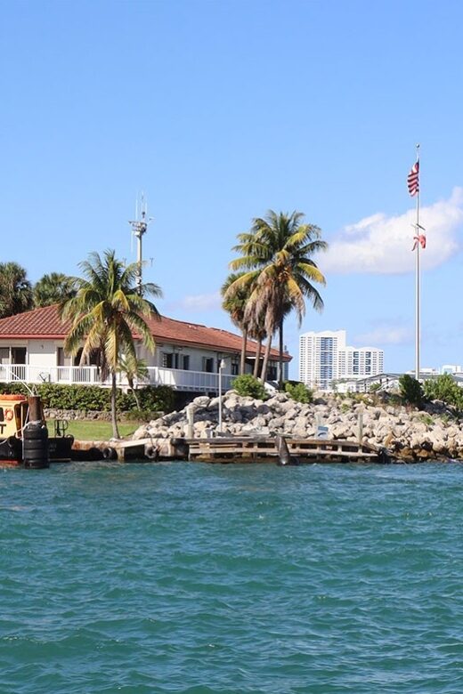 Miami Skyline Cruise of Millionaire Homes on Biscayne Bay - Key Points