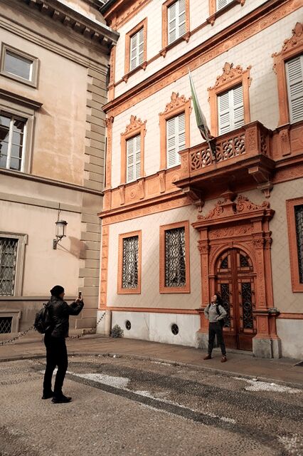 Milan Postcard Viewpoints Walk with Locals - Travel Bloggers - Who Would Benefit Most?