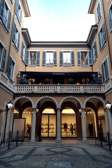 Milan Postcard Viewpoints Walk with Locals - Travel Bloggers - FAQs