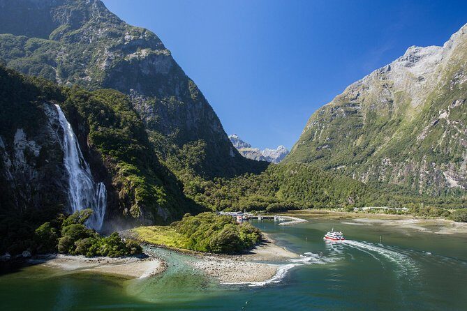 Milford Sound Nature Cruise with Southern Discoveries - A Closer Look at Milford Sound with Southern Discoveries