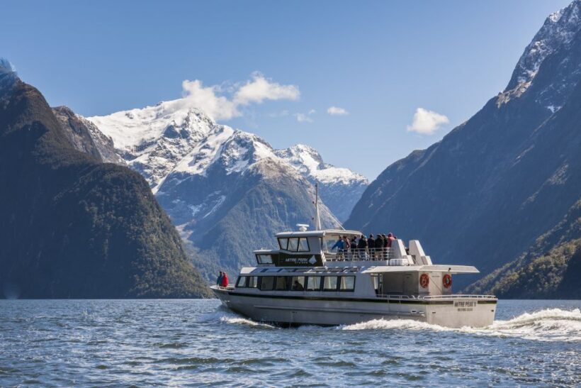 Milford Track: Full Day Guided Hike and Nature Cruise - A Complete Look at the Milford Sound Guided Hike and Cruise