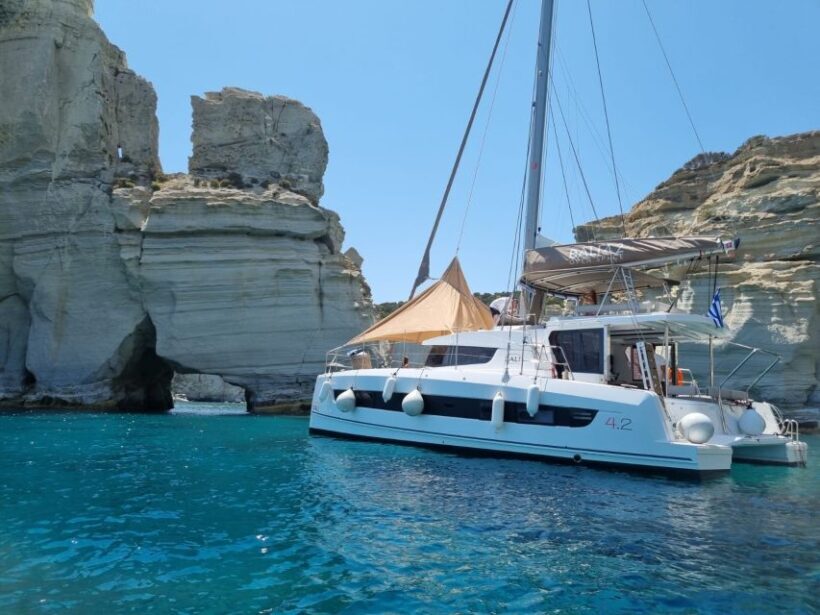 Milos: Kleftiko & Poliegos Catamaran Trip with Meal & Drinks - Food, Drinks, and Atmosphere