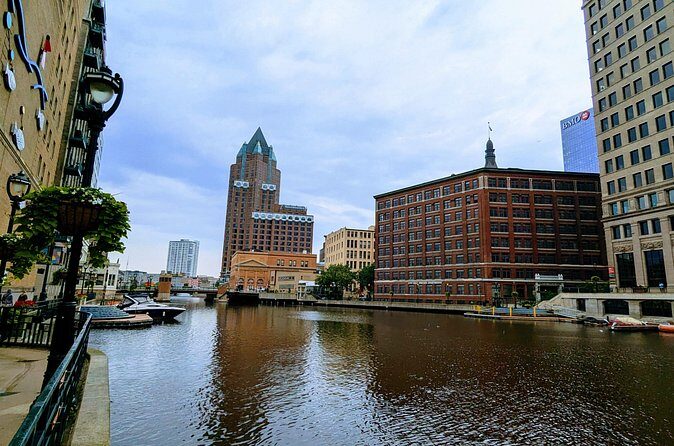 Milwaukee Scavenger Hunt Walking Tour and Game - How the Experience Comes Together