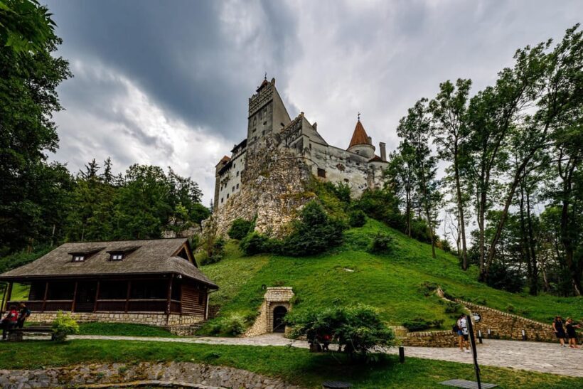 Minivan 8 Places : Dracula Castle, Peles, & Brasov Day Tour - Key Points
