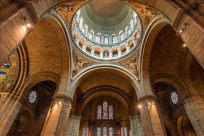 Montmartre Guided Walking Tour With Local Guide in Small Group - Tour Guides and Traveler Feedback