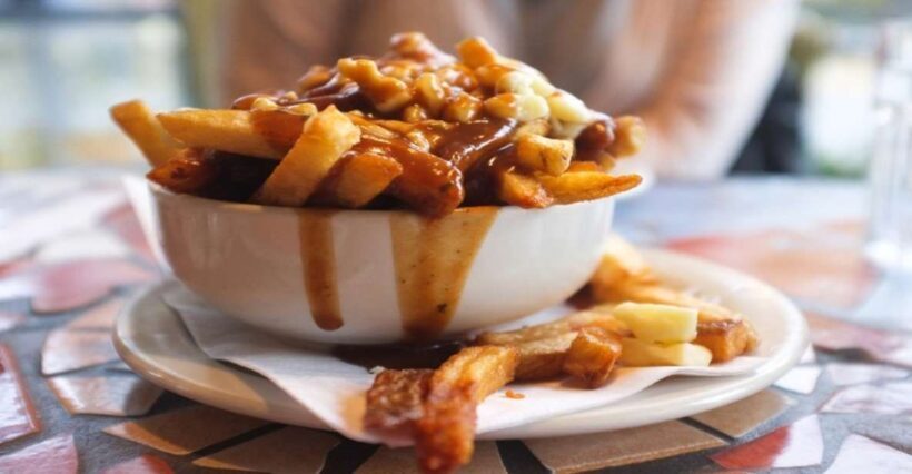 Montreal: Best of Montreal Food Walking Tour with Tastings - Stopping at Jeanne-Mance Park and the Historic Mile End