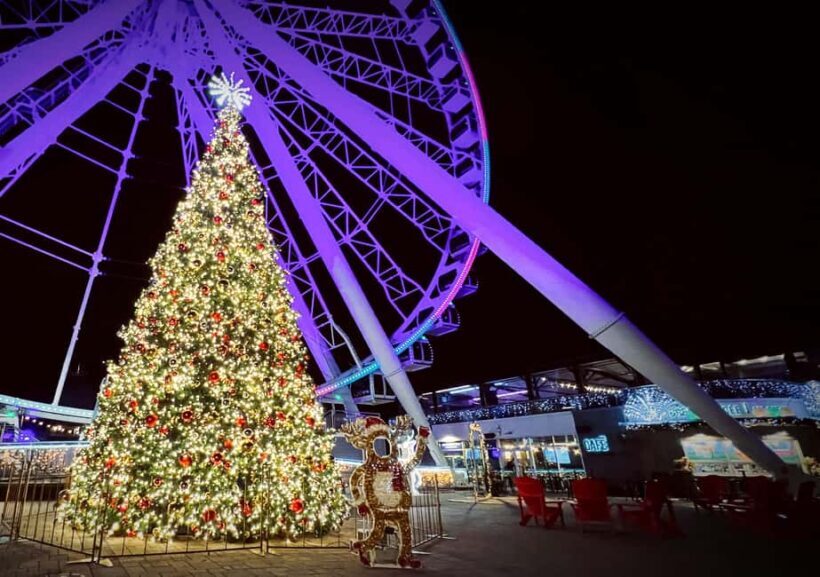 Montreal: Christmas Lights Private Walking Tour - Key Points