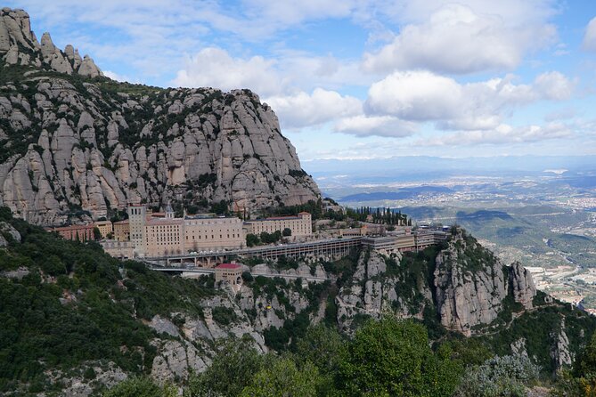 Montserrat Day Trip With Lunch and Wine Tasting From Barcelona - Experiencing the Escolania Boys Choir