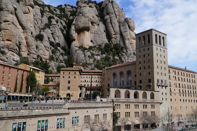 Montserrat Day Trip With Lunch and Wine Tasting From Barcelona - Indulging in a Traditional Catalan Lunch