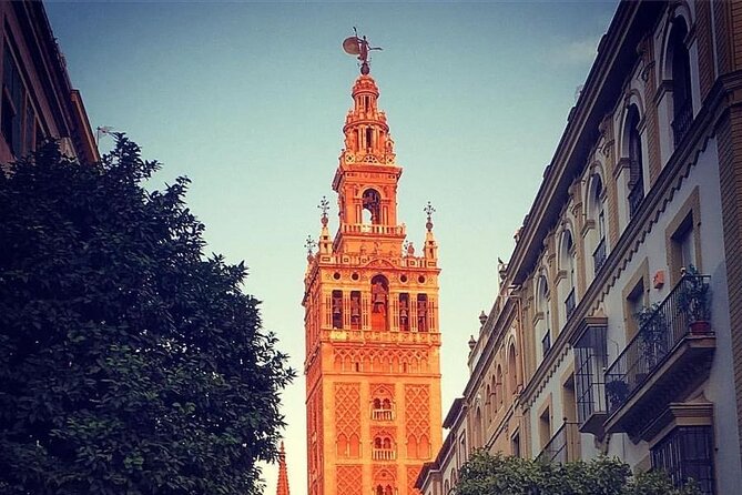 Monumental guided walking tour of the Santa Cruz district - A Closer Look at the Tour: What to Expect