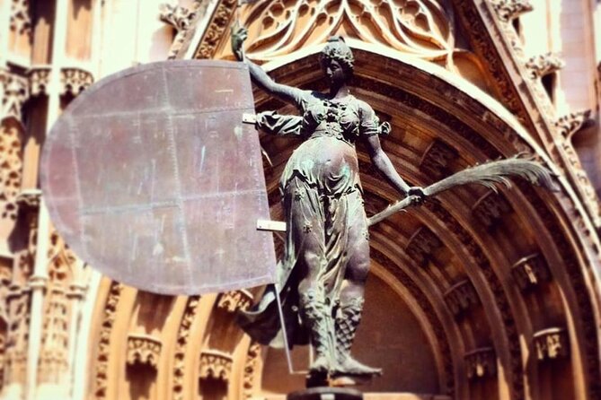 Monumental guided walking tour of the Santa Cruz district - Who Should Choose This Tour?