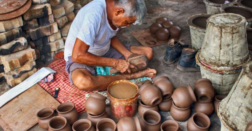 Mumbai: Dharavi Slum, DhobiGhat, and Dabbawallas Tour - Transportation and Group Size