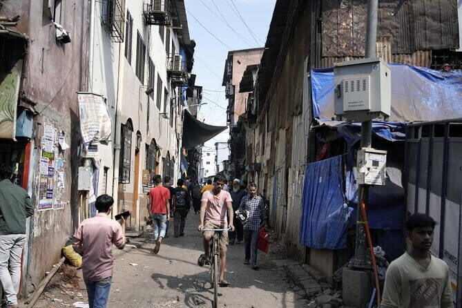 Mumbai Slum Dhobi Ghat and Train Ride Tour with a Local Guide - Key Points