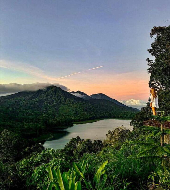 Munduk: Twin Lake Jungle Hike, Ulun Danu Temple, & Waterfall - Key Points