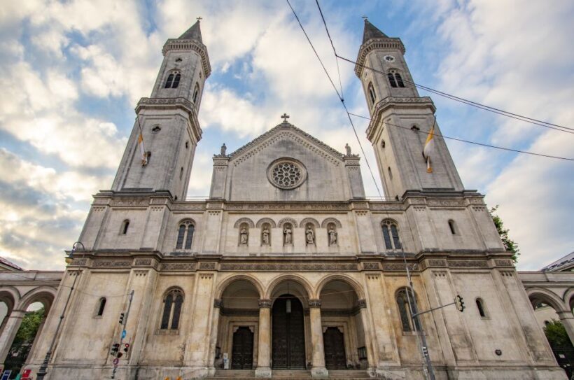 Munich: Express Walk with a Local in 90 minutes - The Guide Experience: Knowledge is Key