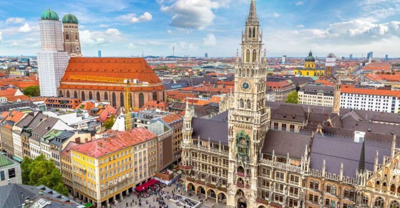 Munich: Old Town & Viktualienmarkt City Walk in German - Key Points