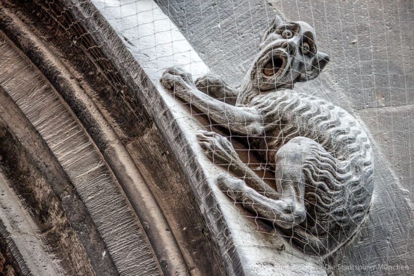 Munich: Spooky Tour of Old Town in German - Authentic Atmosphere & Experience