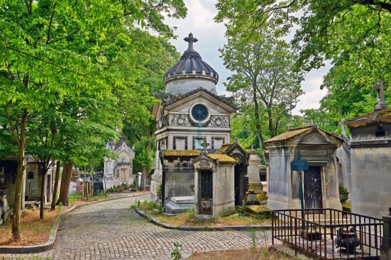 Mysteries of Père Lachaise - Navigating the Cemetery: Tips and Transportation