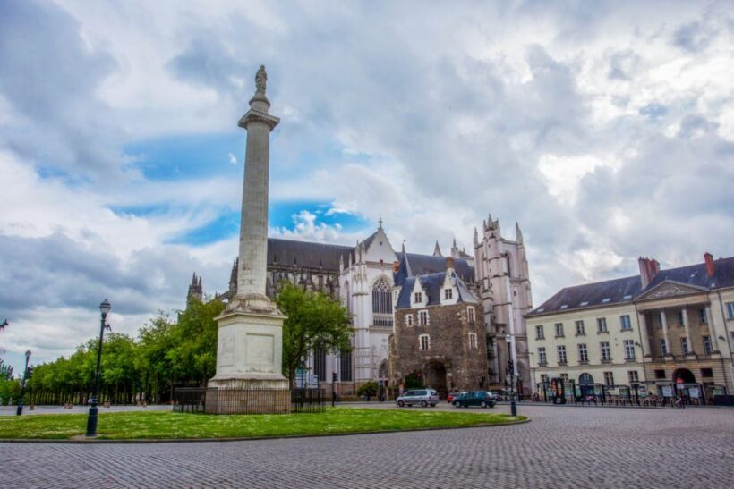 Nantes: Family Quest Guided Walking Tour - Key Points
