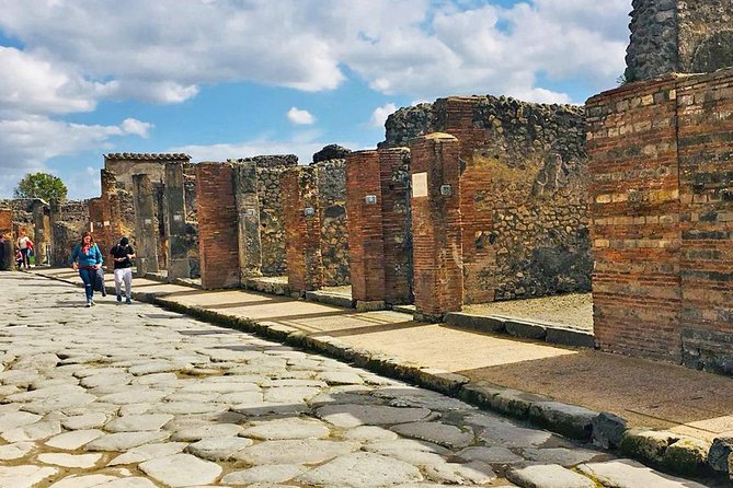 Naples & Pompeii Day Tour From Rome: Pompeii Ticket & City Visit - Dining Experience: Reviewing the Included Lunch