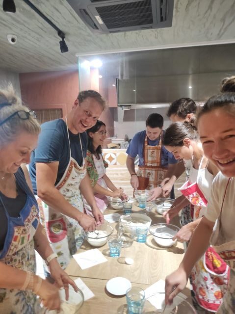 Naples: Small Group Pizza Making with Drink Included - Key Points
