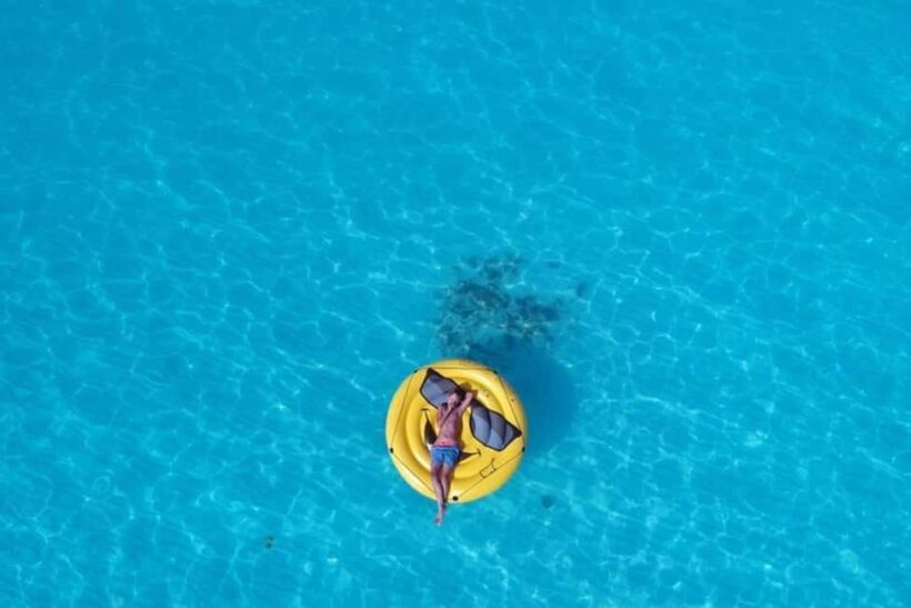 Nassau: Private Swim with Pigs and Snorkeling Adventure - Encountering Green Sea Turtles