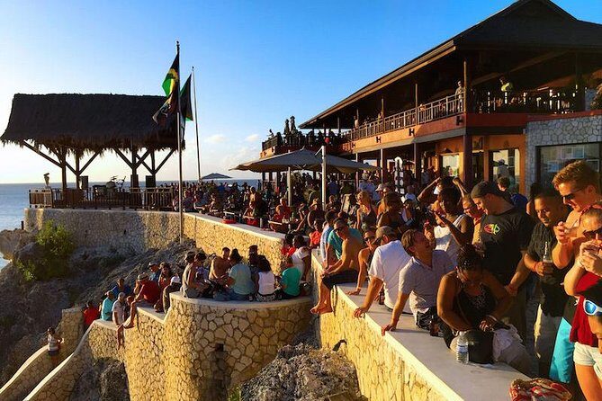 Negril 7 Miles Beach, Ricks Cafe and Shopping - Key Points